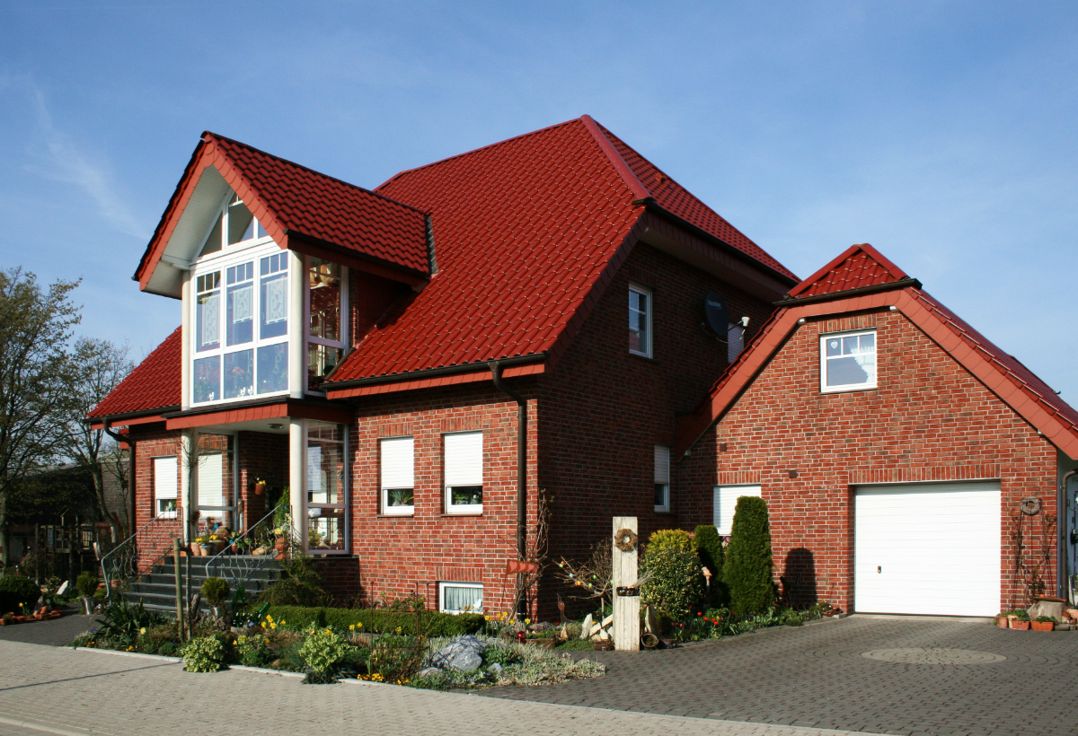 13 Colors to Paint a House With Red Roof (With Images)