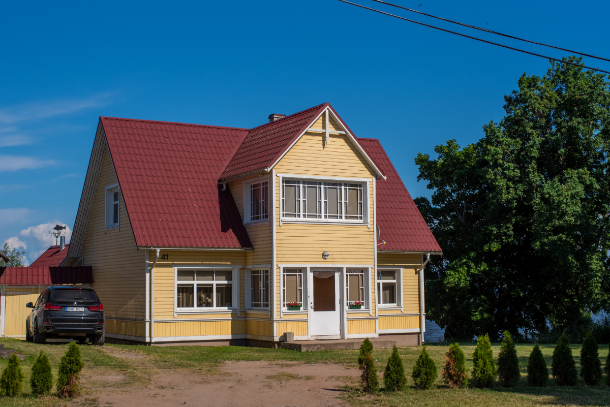13 Colors to Paint a House With Red Roof (With Images)