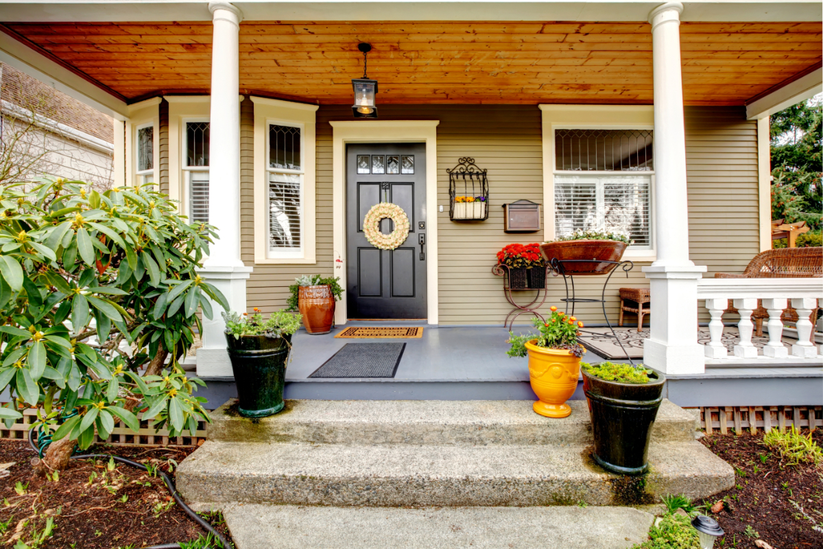 20 Trendy Front Door Colors For a Beige House (With Photos)