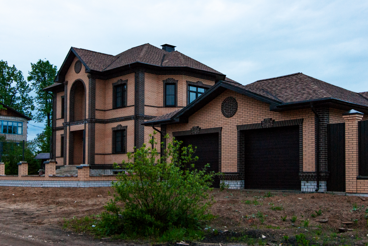 14 Best Garage Door Colors to Boost Red Brick House Exterior