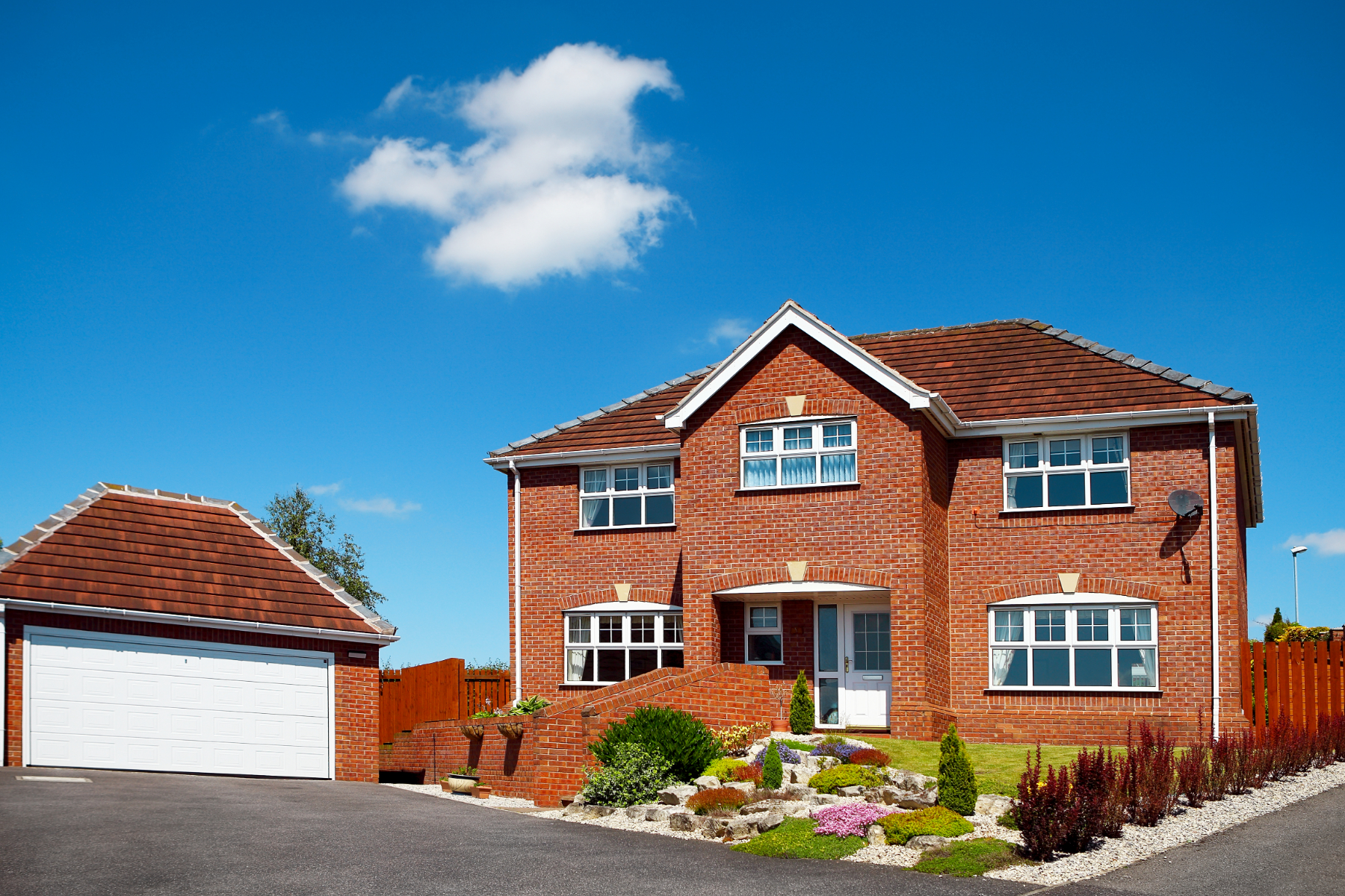 20 Trendy Front Door Colors For a Beige House (With Photos)