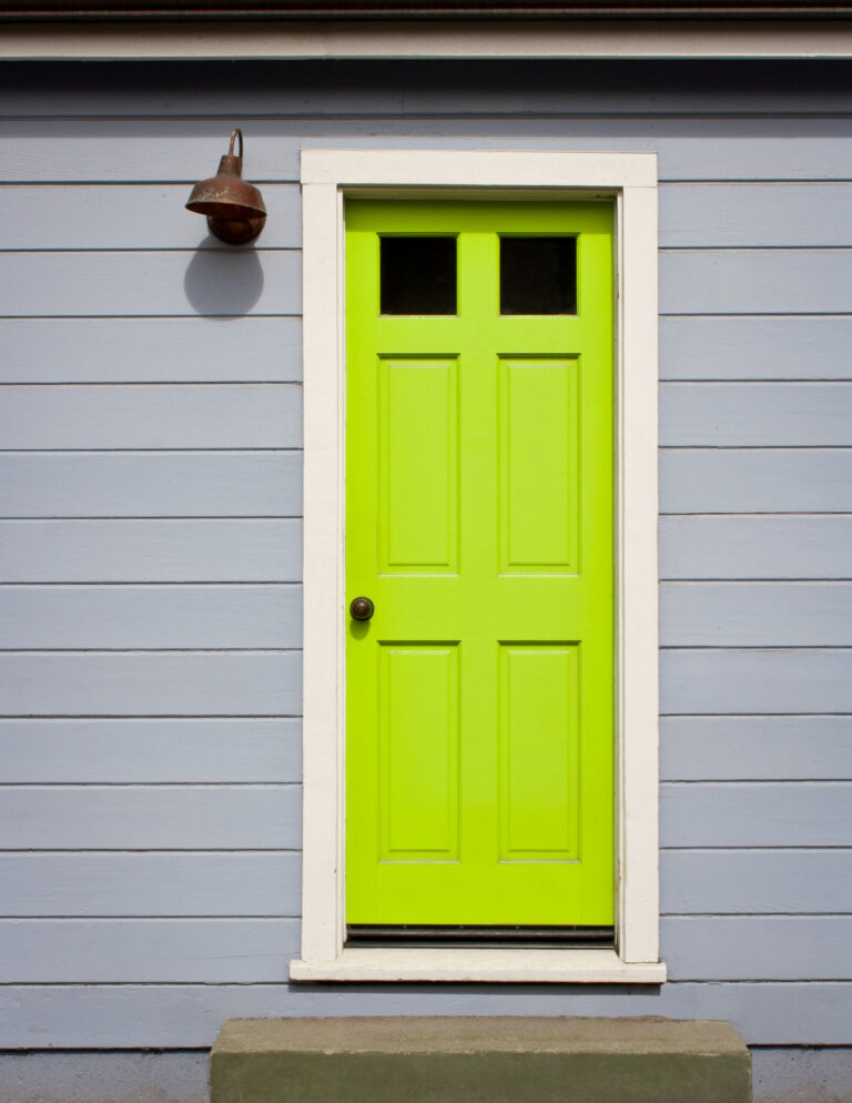 15 Eye-Catching Door Colors for White House Exteriors