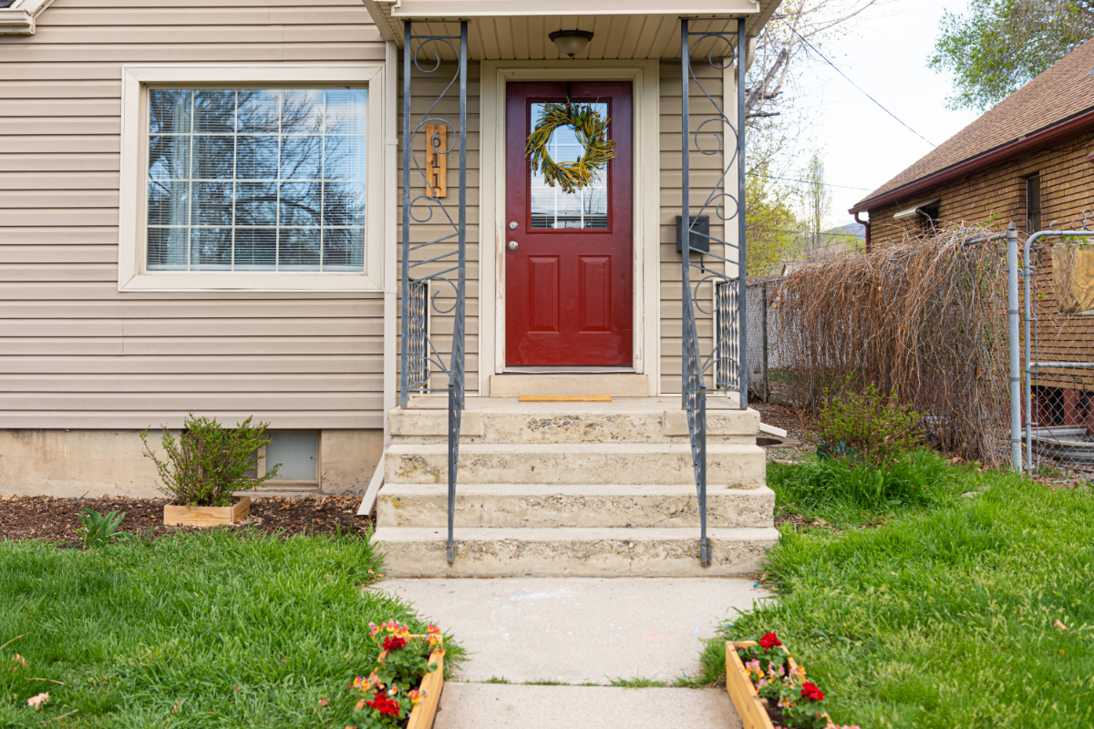 22 Best Front Door Colors For a Tan House (With Pictures)