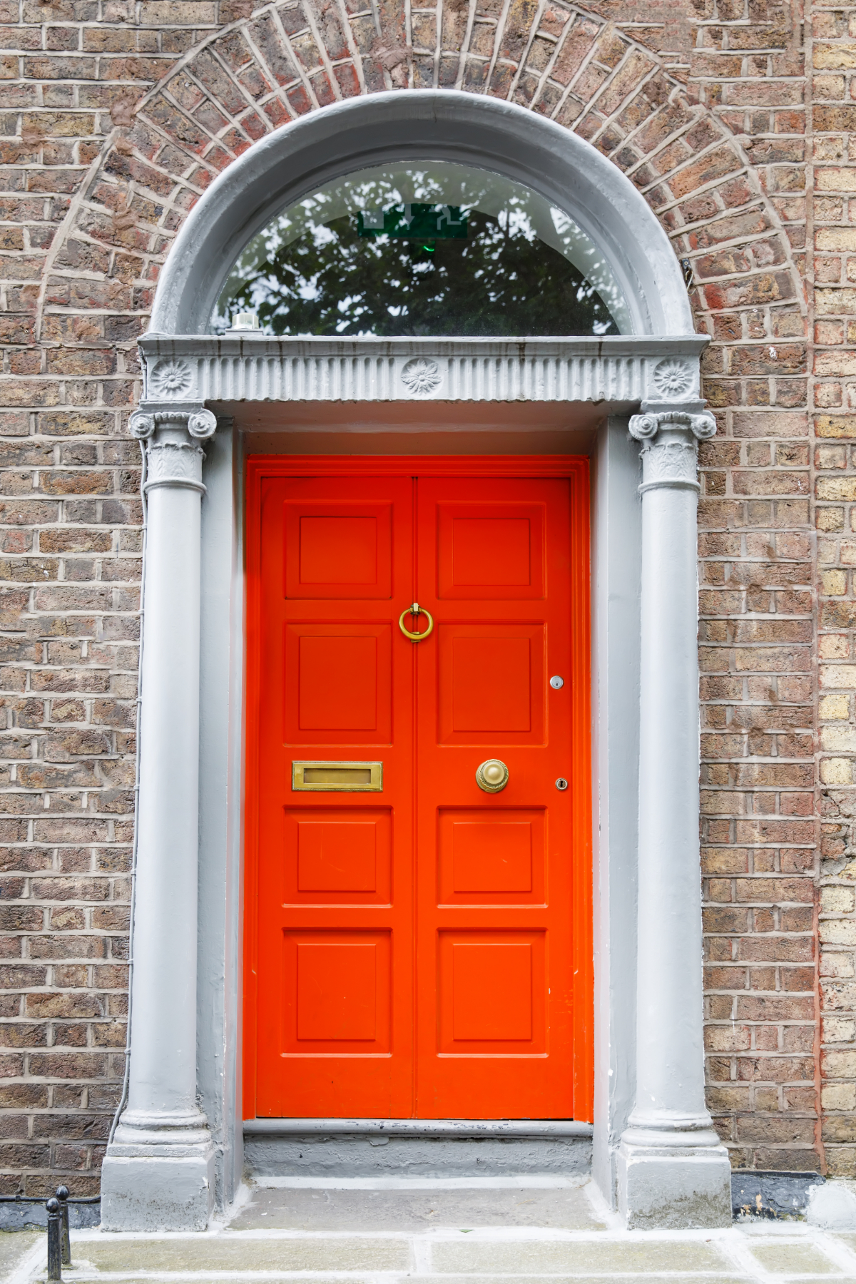 16 Front Door Paint Colors For A Brick House (With Pictures)