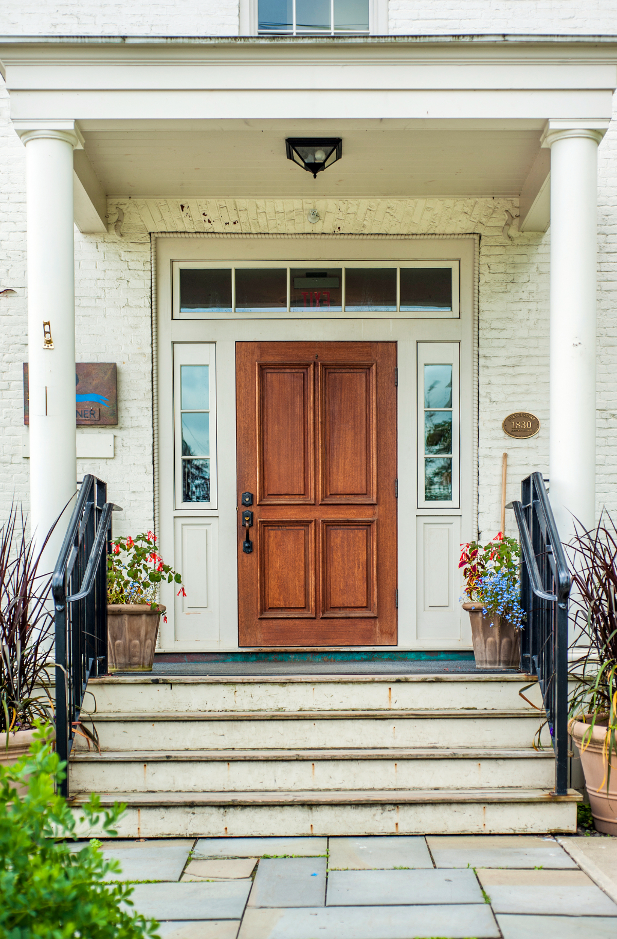 15 Eye-Catching Door Colors for White House Exteriors