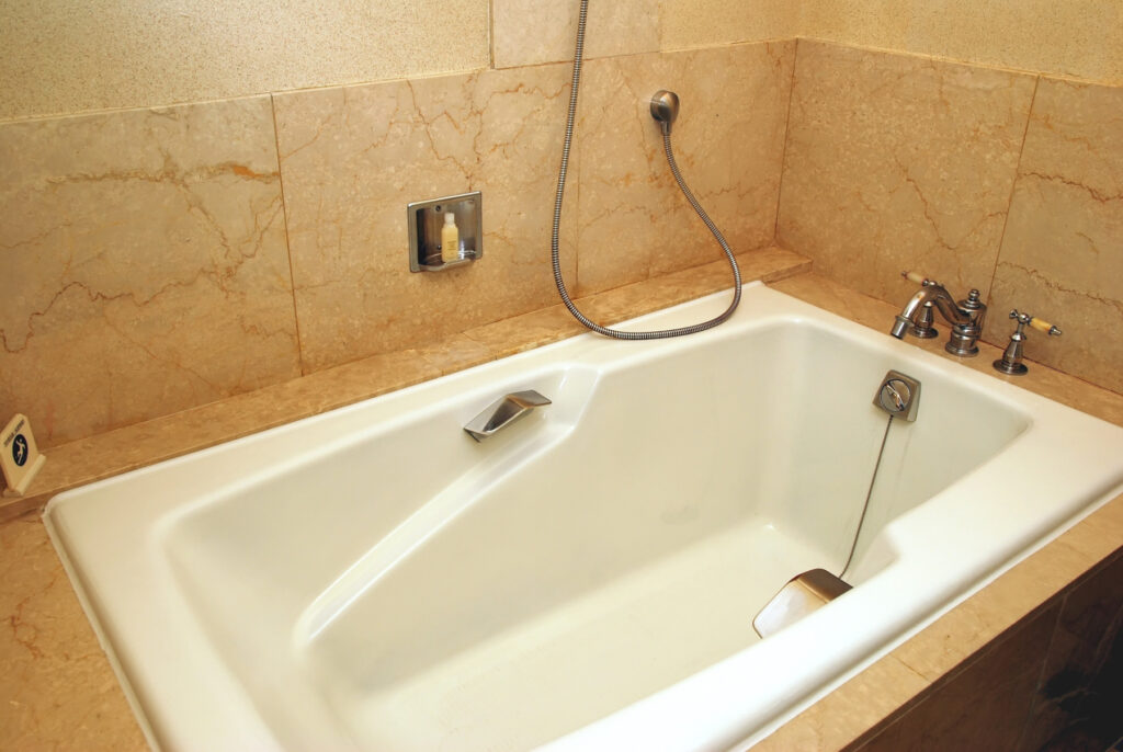 12 Best Bathtub Materials for Bathtubs (Comparison & Costs)
