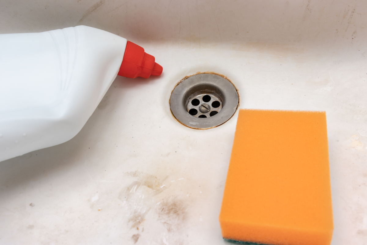 Does Bleach Damage a Bathtub? (Right Way to Use & Alternatives)