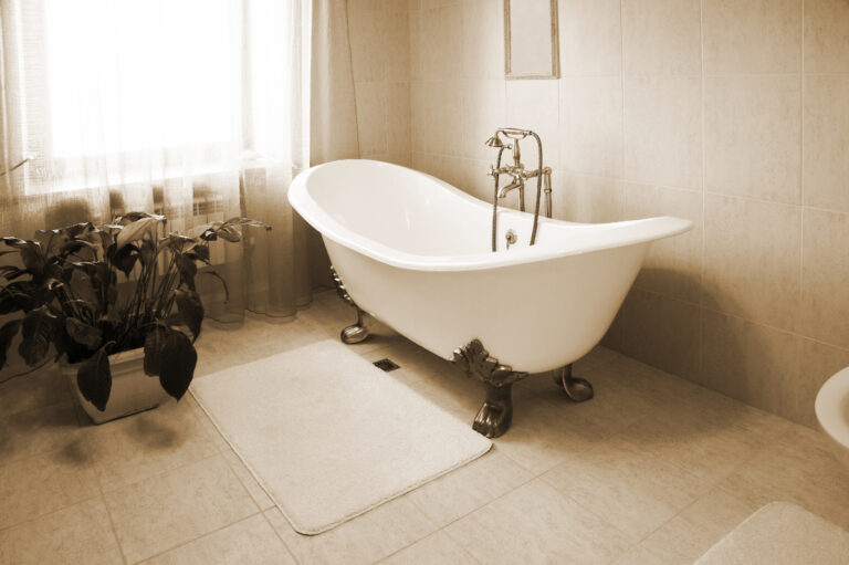 12 Best Bathtub Materials for Bathtubs (Comparison & Costs)