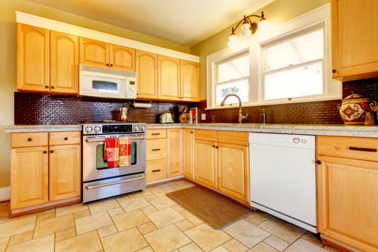 12 Top-notch Hardware Colors to Pair With Maple Cabinets