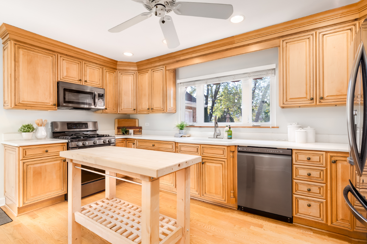 12 Top-notch Hardware Colors to Pair With Maple Cabinets