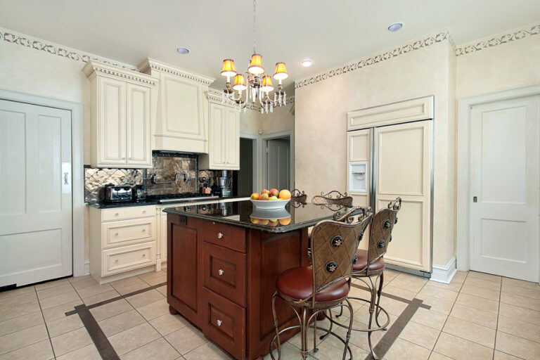 12 Modish Hardware Colors to Pair With Cream Cabinets