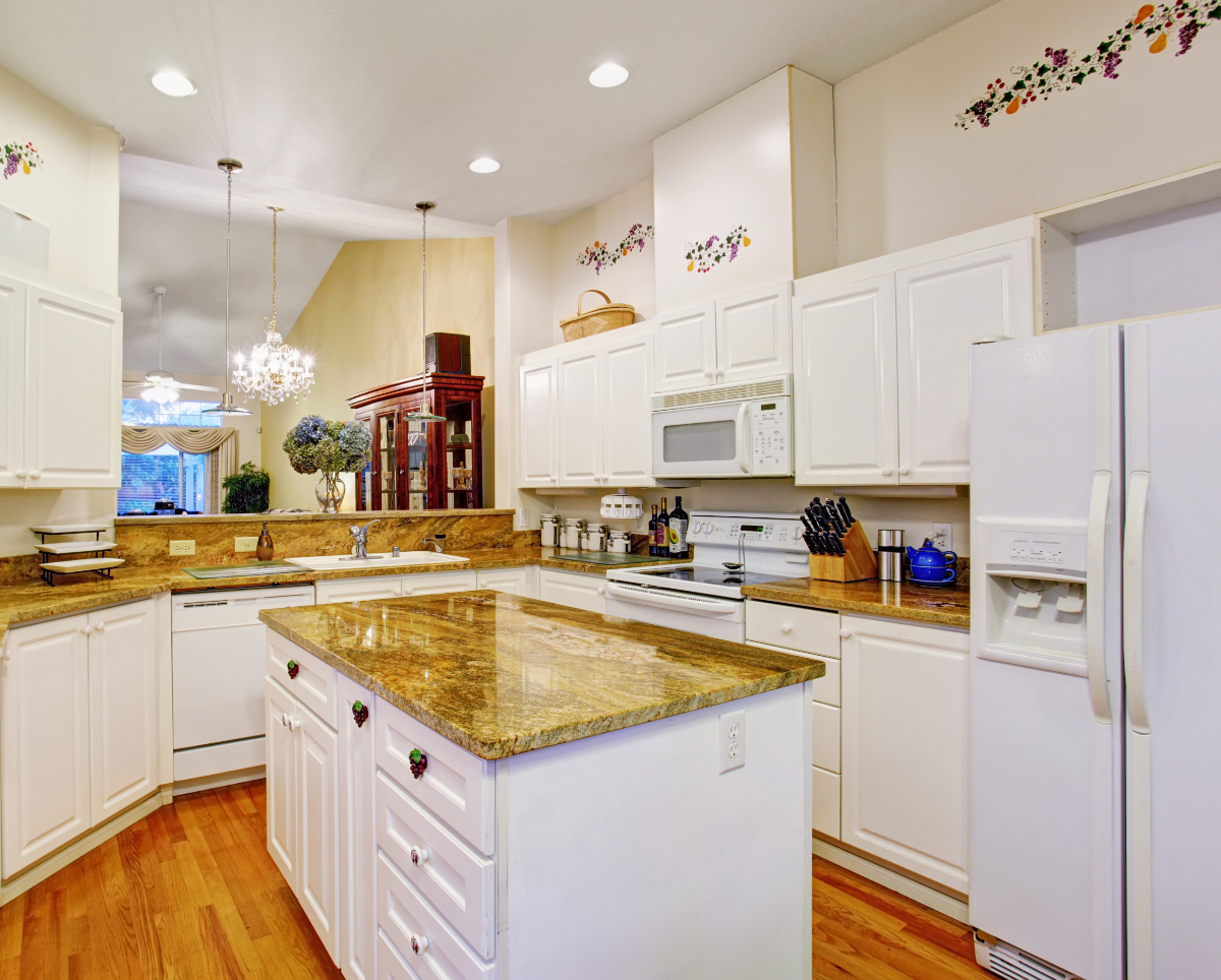 13 Chic Hardware Colors That Go Well With White Cabinets
